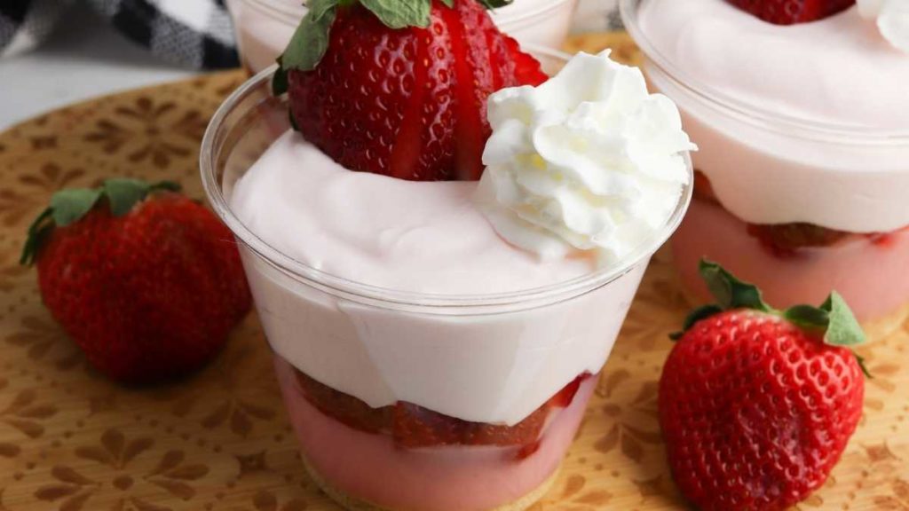 Easy Strawberry Pudding Parfait Cups | Easy Everyday Recipes