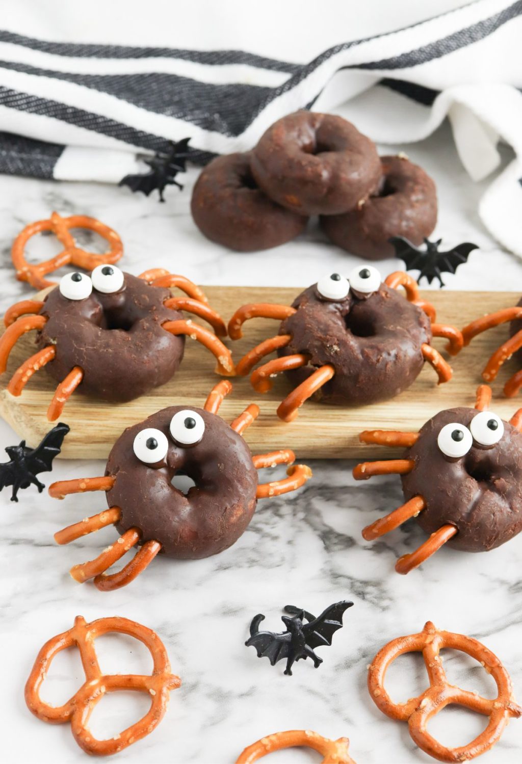 Easy Halloween Spider Donuts | Easy Everyday Recipes