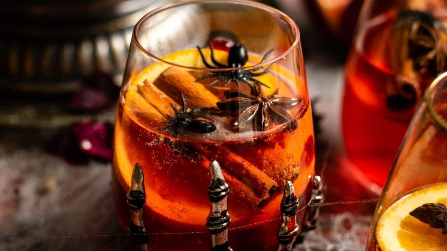 16 Frightfully Fun Halloween Drinks For A Killer Party | Easy Everyday ...