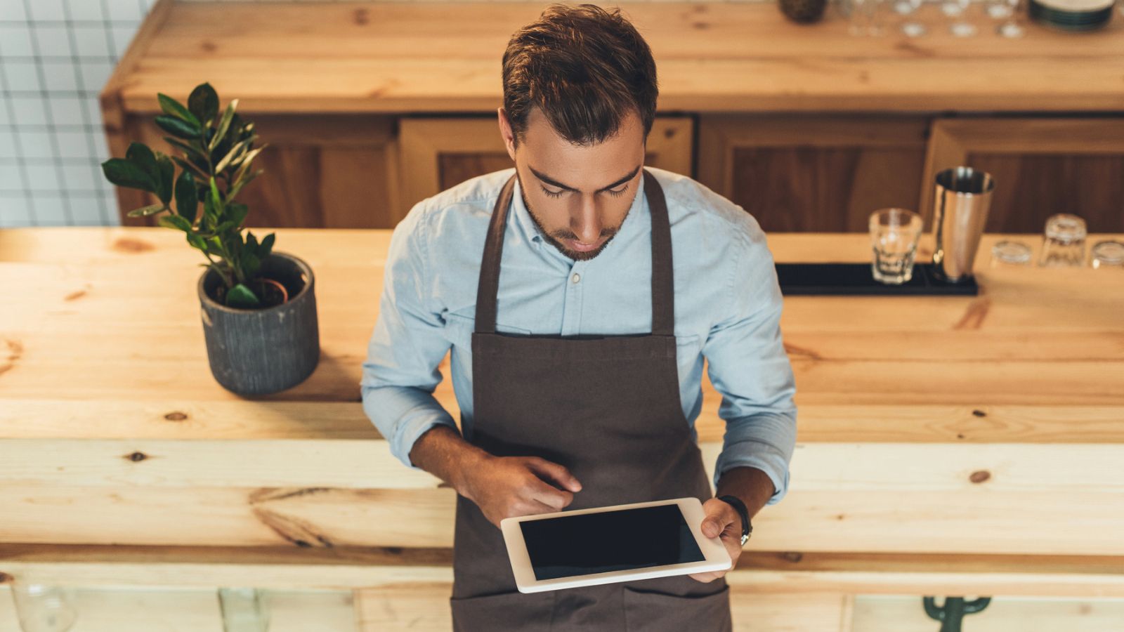 15 Restaurant Etiquette Rules You're Probably Breaking | Easy Everyday ...